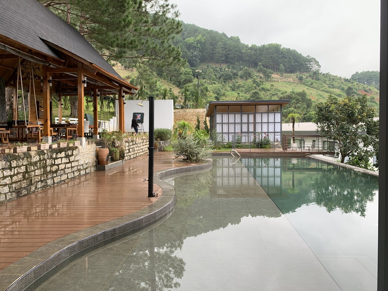 Thi Công Sàn Hồ Bơi Gỗ Nhựa WPC Tại Lâm Hà Lâm Đồng – Ferino