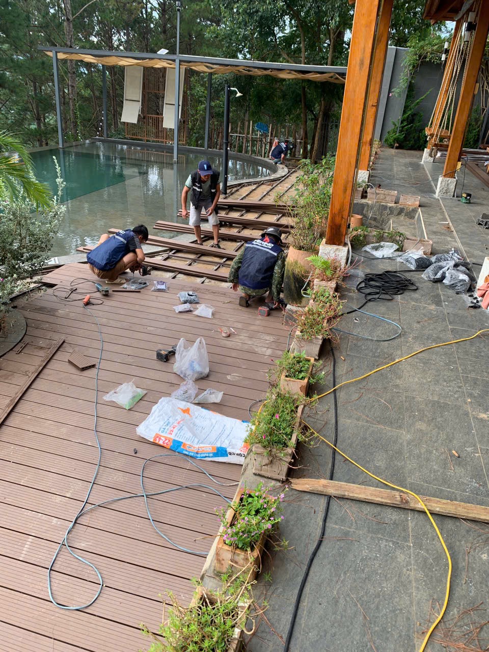 Thi Công Sàn Hồ Bơi Gỗ Nhựa WPC Tại Lâm Hà Lâm Đồng – Ferino